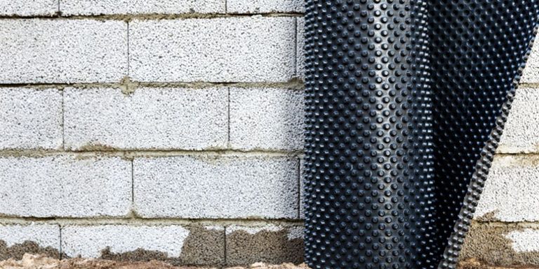Comment assainir un mur humide extérieur ? - Renovcanalisation